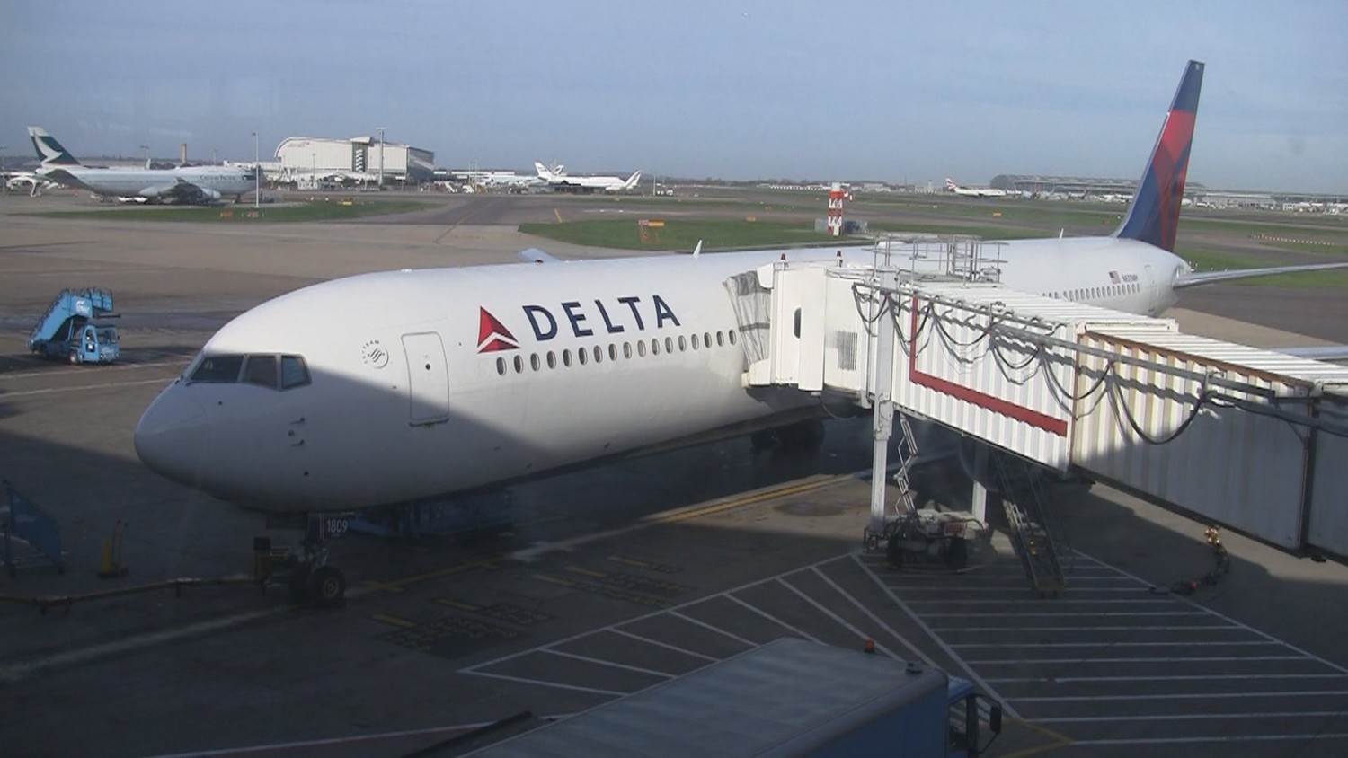 Delta Boeing 767-400 Exit Seat 30F - HD Video